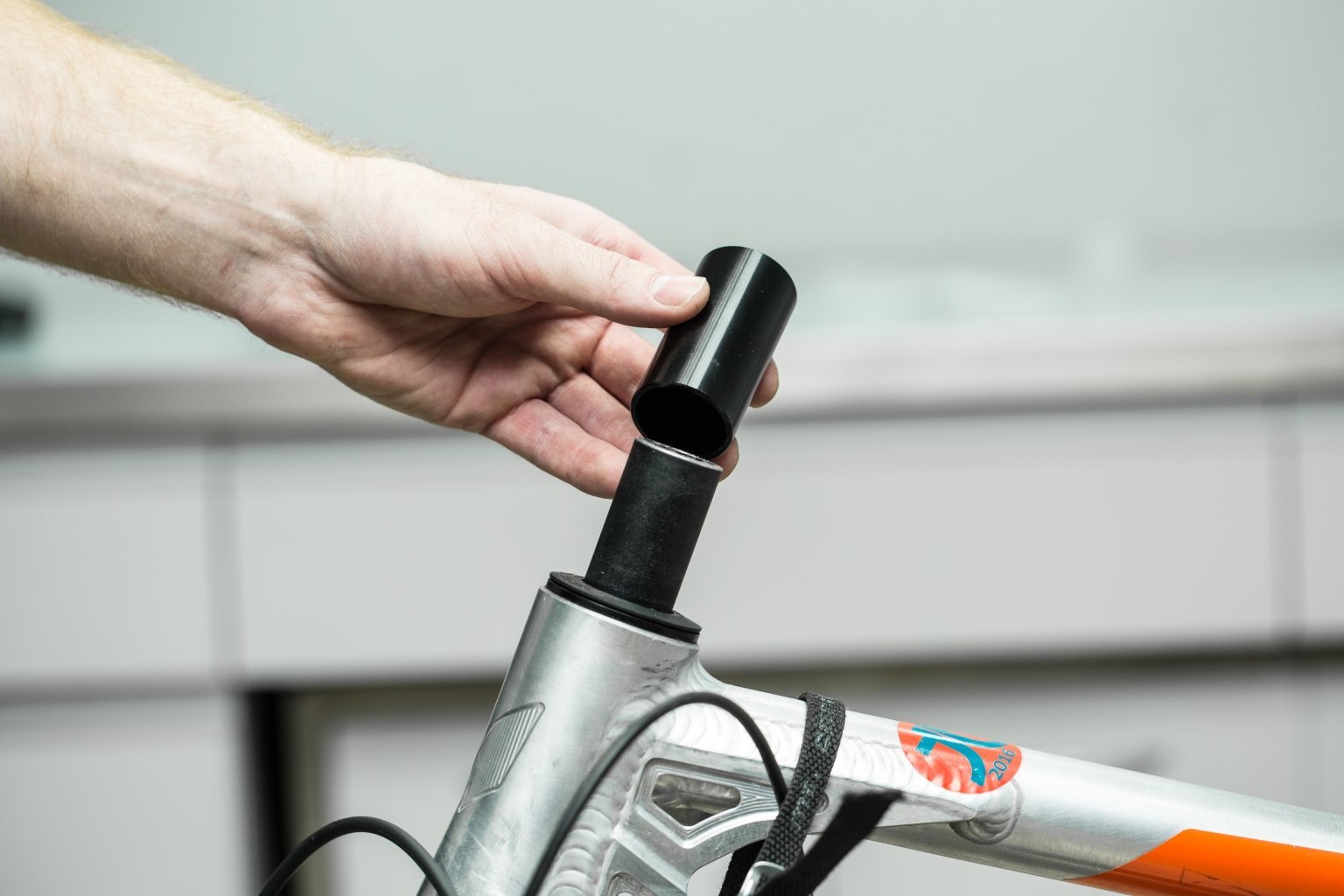 How to mount the EDC Tool System by OneUp... | bike-components