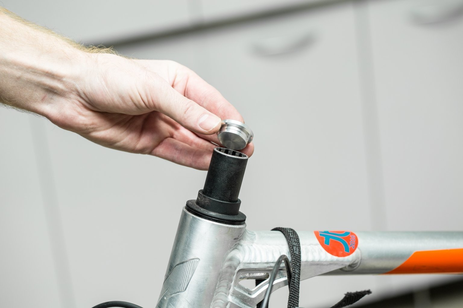How to mount the EDC Tool System by OneUp... | bike-components