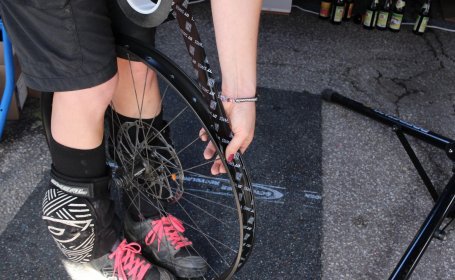 How to mount Schwalbe’s Procore System | bike-components