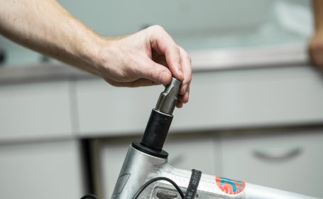 How to mount the EDC Tool System by OneUp... | bike-components