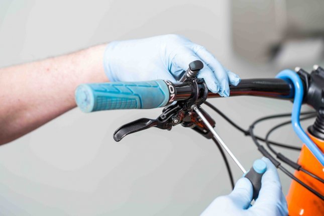 How to replace the brake fluid and bleed... | bike-components