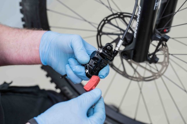 How to replace the brake fluid and bleed... | bike-components