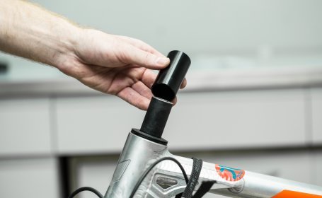 How to mount the EDC Tool System by OneUp... | bike-components