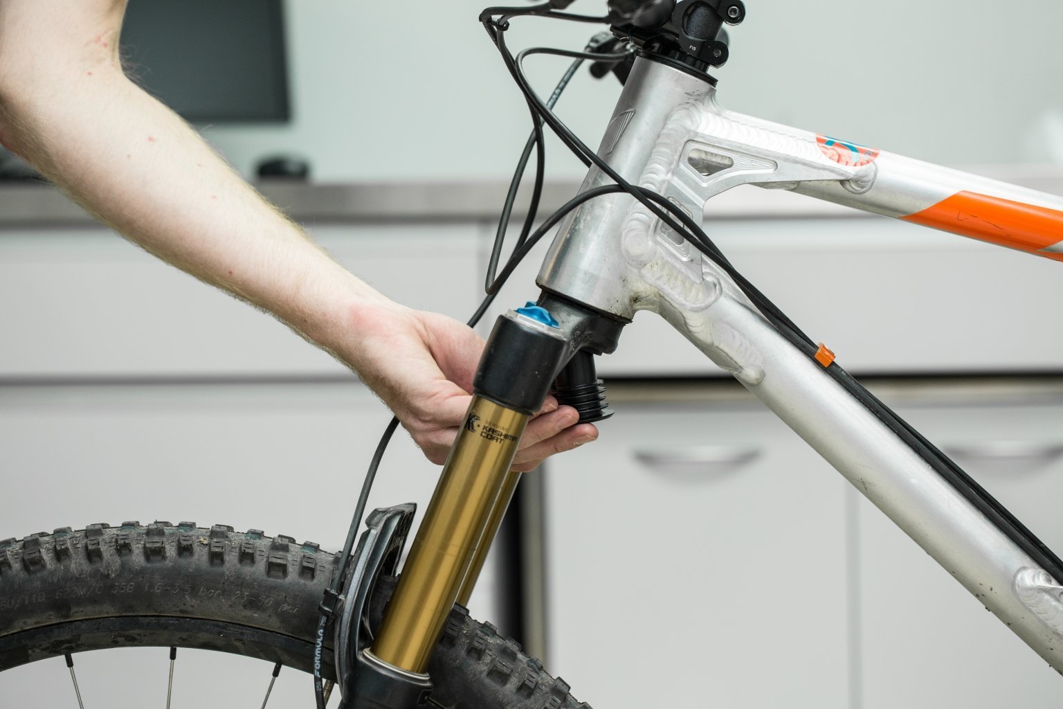 How to mount the EDC Tool System by OneUp... | bike-components